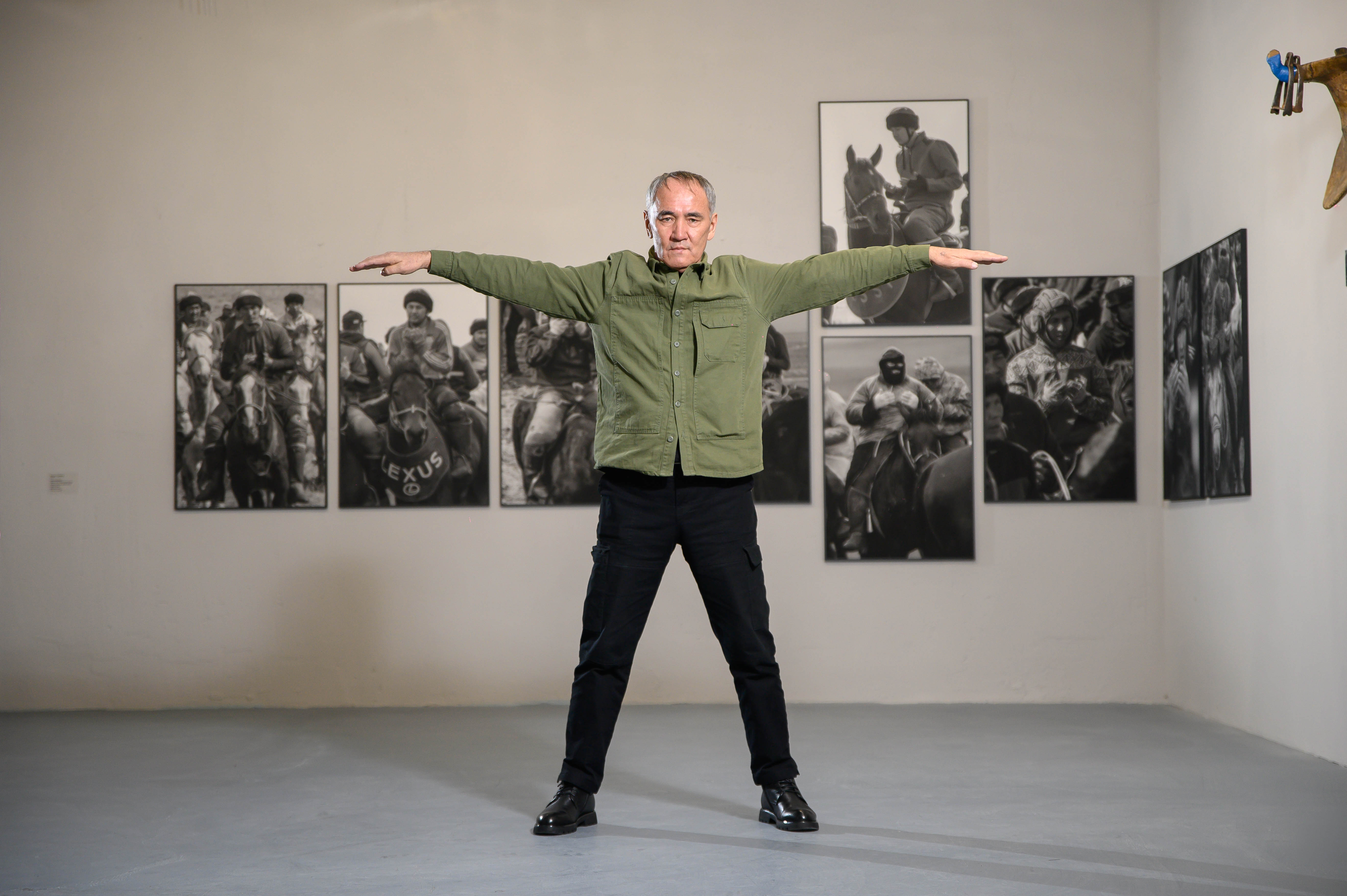 «Молитва тысячи всадников»: как проходит первая выставка Саида Атабекова - Manshuq